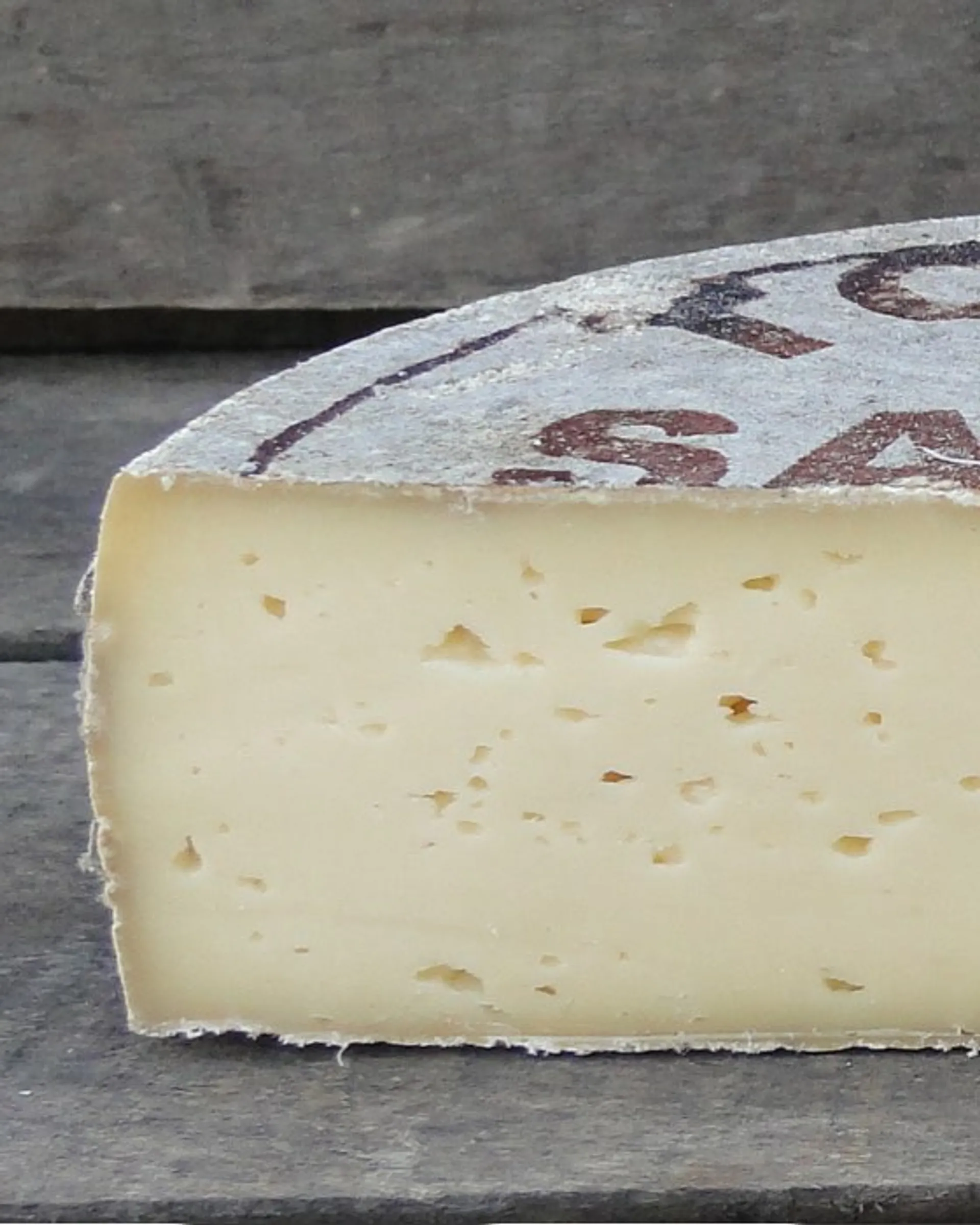 Fromage Tomme de Savoie IGP de Ferme des 4 Saisons, France ...