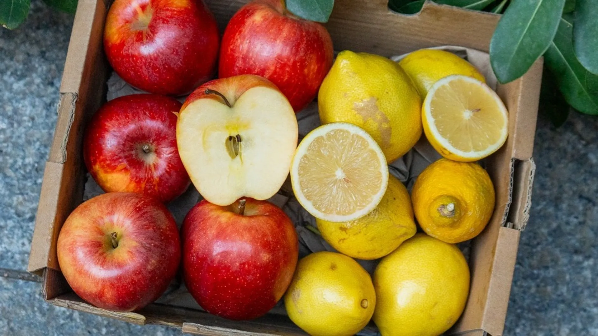 Organic Apples & Lemons mixed box in season from Europe | CrowdFarming